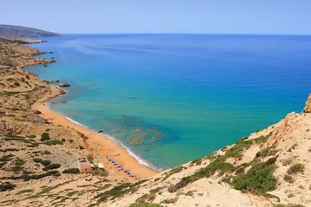 La magnifique plage de sable rouge sur l'île de Crète