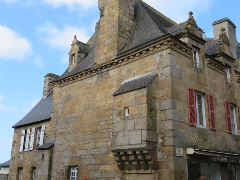 Pont habité de Rohan : un site insolite à découvrir en Bretagne