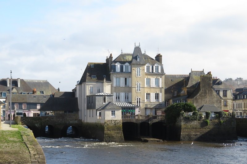 Pont habité de Rohan : un site insolite à découvrir en Bretagne