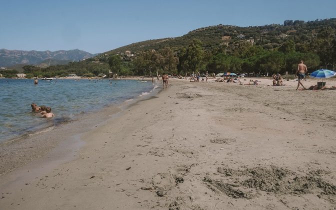 Plage de la Roya à Saint-Florent : baignade, farniente et snorkeling