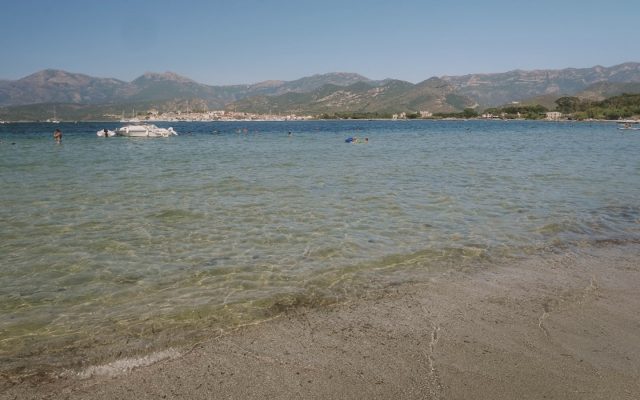 Plage de la Roya à Saint-Florent : baignade, farniente et snorkeling