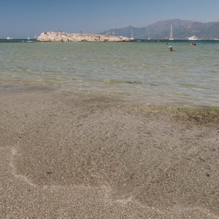 Plage de la Roya à Saint-Florent : baignade, farniente et snorkeling