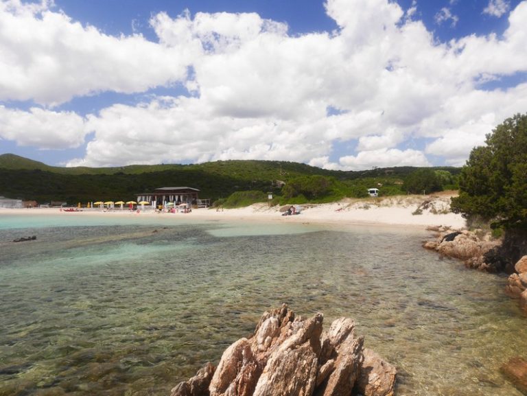 Plage Cala Sassari : un petit coin de bonheur en Sardaigne