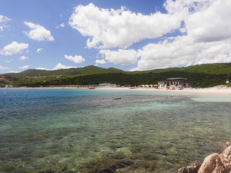 Plage Cala Sassari : un petit coin de bonheur en Sardaigne