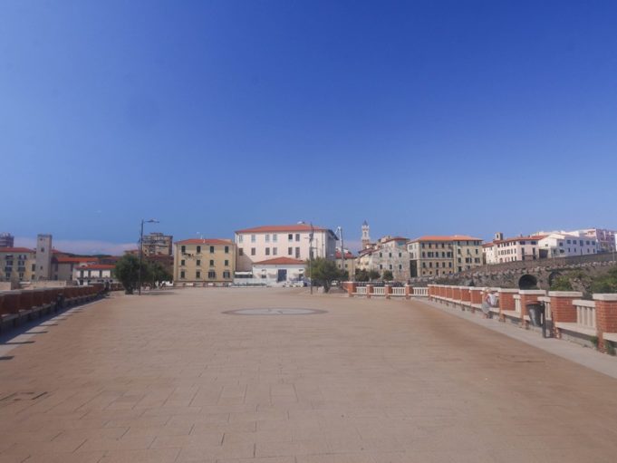 Visiter Piombino dans le sud de la Toscane : une terrasse sur l'île d'Elbe