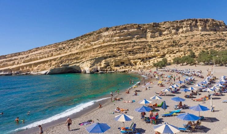 Visiter Matala en Crète : plage, grottes et village