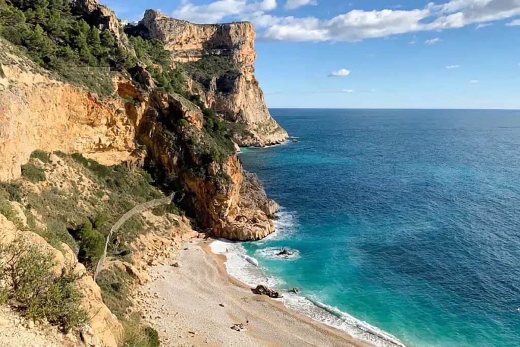 Cala del Moraig : entre falaises et merveilles géologiques