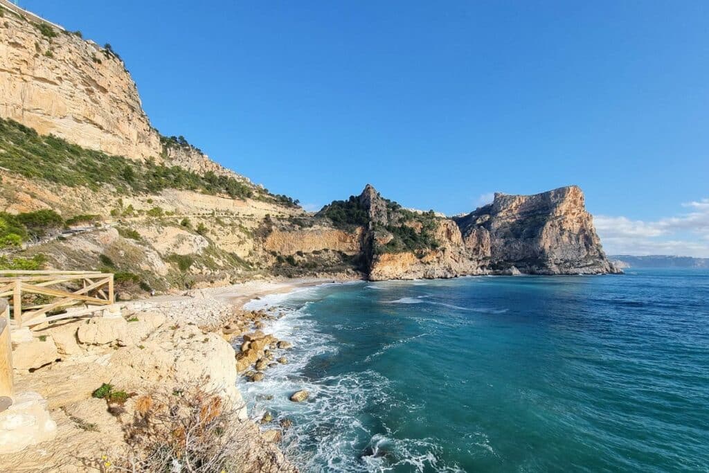 Cala del Moraig : entre falaises et merveilles géologiques