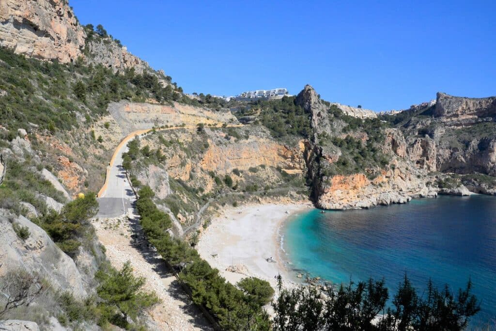 Cala del Moraig : entre falaises et merveilles géologiques